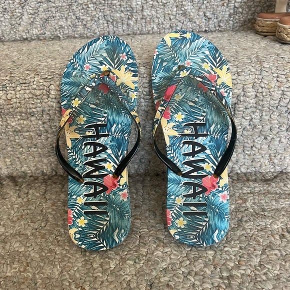 Hawaii's Finest | Shoes | Hawaiis Finest Green And Red Flats With ...